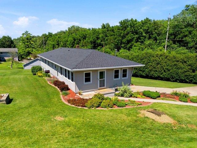 17427 Peru Rd, Dubuque, IA 52001