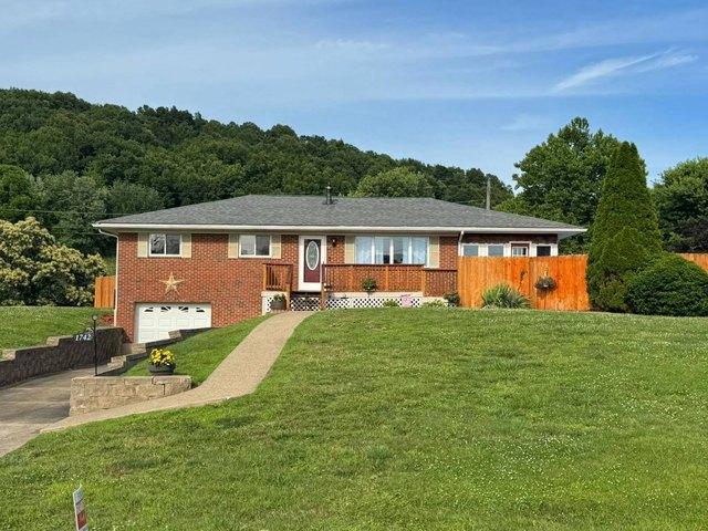1742 Ravenswood Dr, Ravenswood, WV 26164