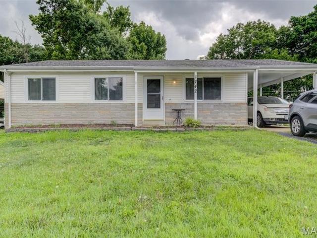 1742 Rose Crest Dr, Hazelwood, MO 63042