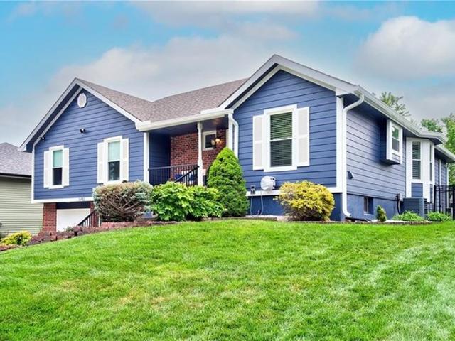 1743 NE Ridgeview Dr, Lee's Summit, MO 64086