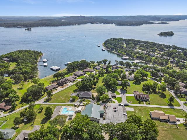 174 Lakeshore Drive S