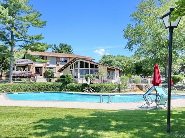 174 Sierra Vista Ln, Valley Cottage, NY 10989