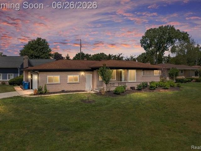174 Pleasant Lake Dr, Waterford Township, MI 48327