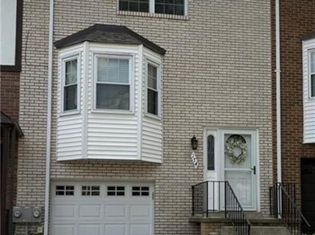 174 Woodstone Ln, New Kensington, PA 15068