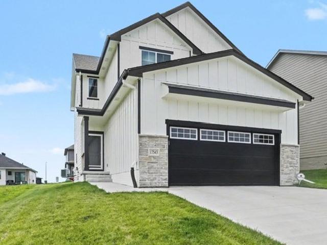 17543 Potter St, Bennington, NE 68007
