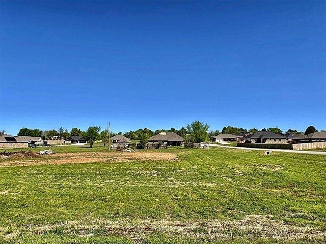 17540 W Tray Rd, Tahlequah, OK 74464