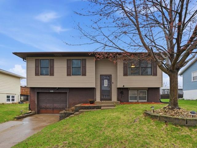 1754 Valley Dr, Davenport, IA 52806
