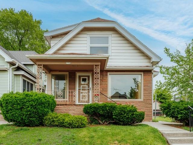 1756 S 72nd St, West Allis, WI 53214