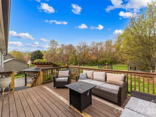 1757 Castlewood Ct, Hickory, NC 28602 | MLS #4357