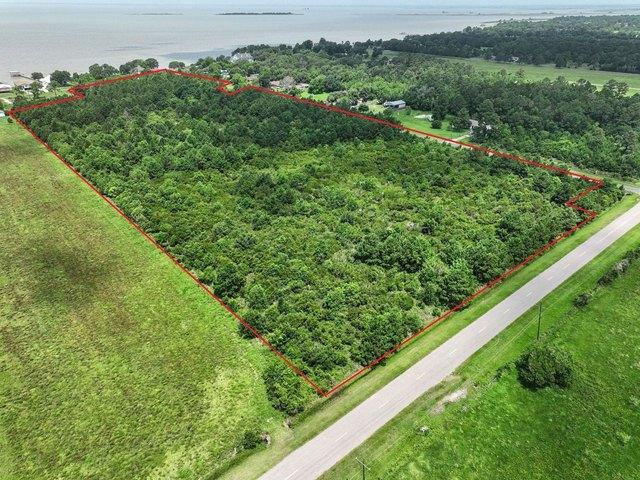 1750 W Bayshore Rd, Anahuac, TX 77514
