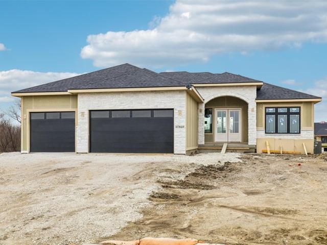 17527 N Valley Dr, Urbandale, IA 50323
