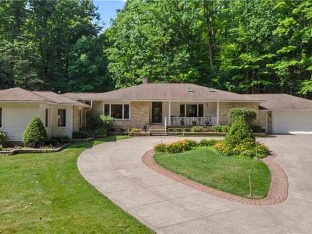17525 Haskins Rd, Chagrin Falls, OH 44023