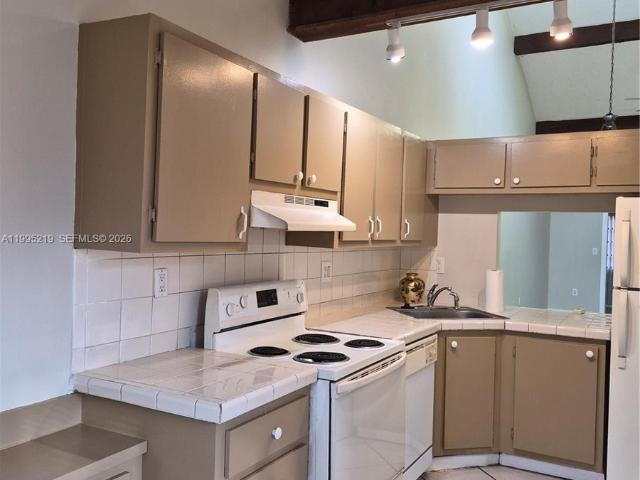 1752 NW 74th Ave, Unit 18, Plantation, FL 33313 | MLS #A11995 | Compass
