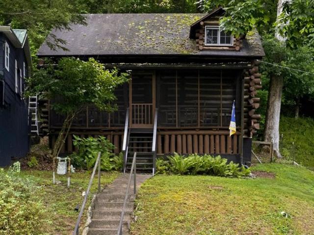 1752 Lake Floyd Cir, Bristol, WV 26426