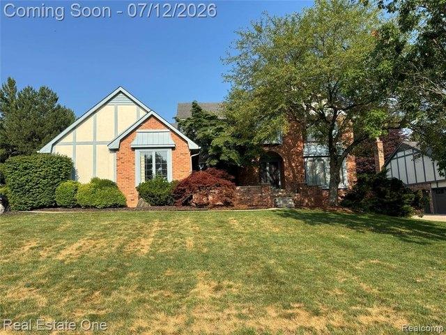 1752 White Water Dr, Rochester Hills, MI 48309