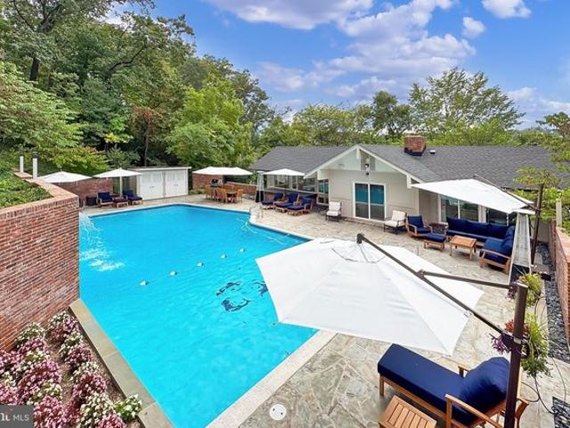 1753 Army Navy Dr, Arlington, VA 22202