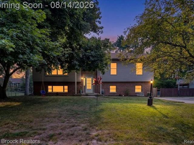 1753 Weymouth St, West Bloomfield Township, MI 48324