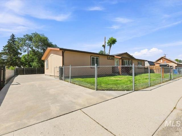 175 N 12th E