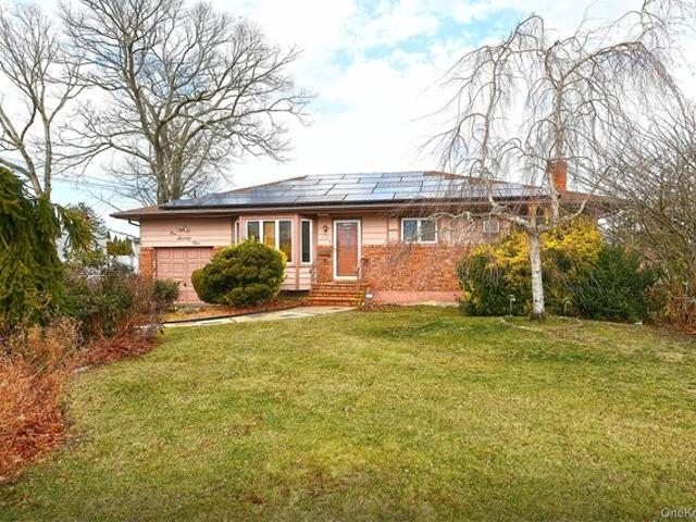 175 Woods Rd, North Babylon, NY 11703