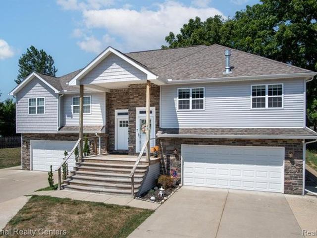 175 Whispering Pines Dr, Fenton, MI 48430