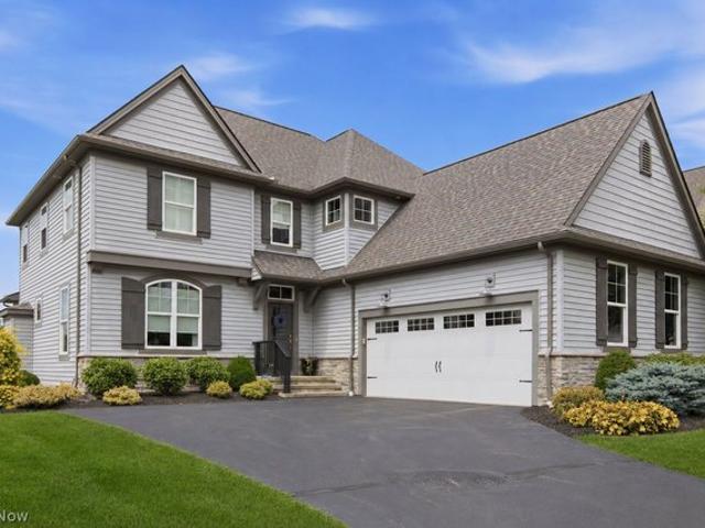 17600 Gates Landing Dr, Chagrin Falls, OH 44023