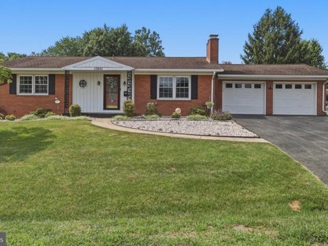 17601 Meadowood Dr, Hagerstown, MD 21740