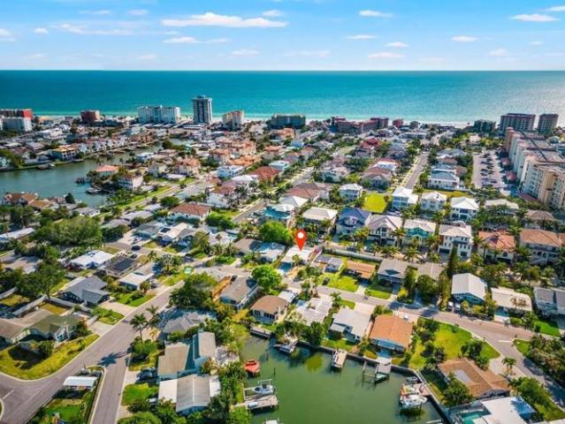 17606 1st St E, Redington Shores, FL 33708