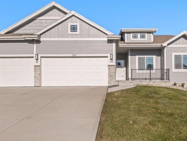 17608 Palisades Dr, Omaha, NE 68136