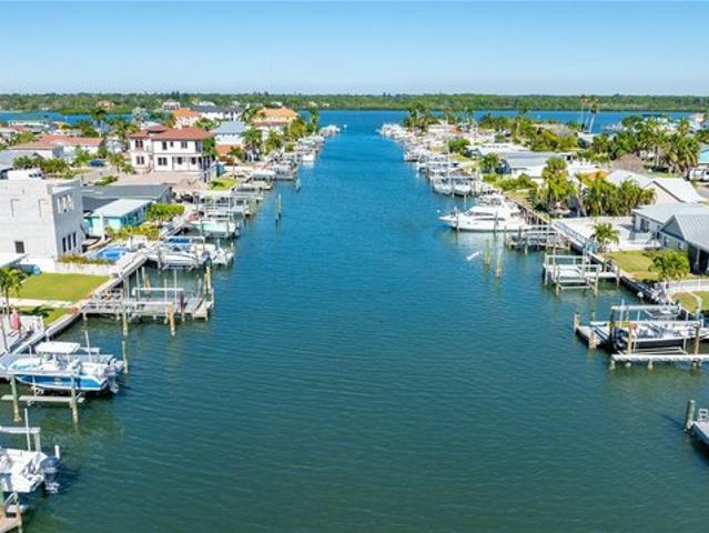 17611 1st St E, Redington Shores, FL 33708