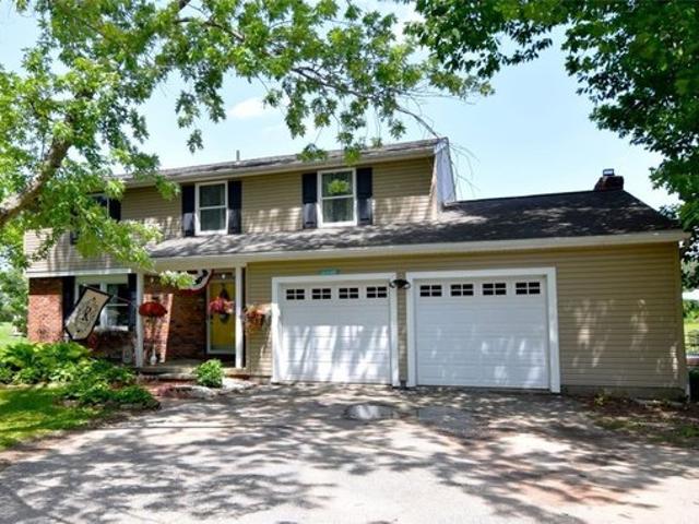 17615 Indian Hills Dr, Chagrin Falls, OH 44023