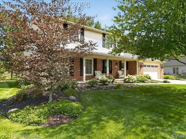 17634 Country Club Dr, Livonia, MI 48152