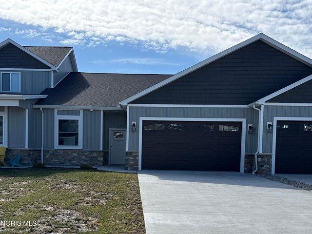 176 E Bridge Rd, Northwood, OH 43619