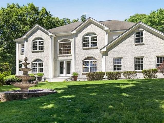 176 Robbs Hill Rd, Lunenburg, MA 01462