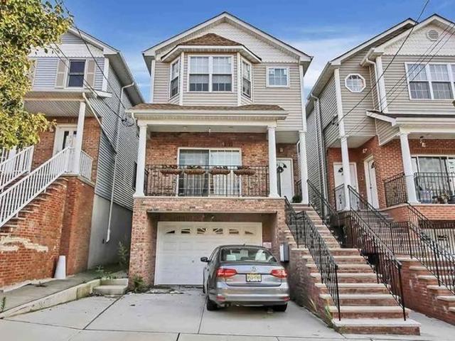 176 W 54th St, Bayonne, NJ 07002