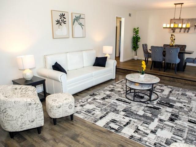 176 W Gainsborough Rd, Thousand Oaks, CA 91360