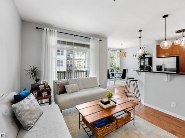 176 Winchester Ct, Clifton, NJ 07013