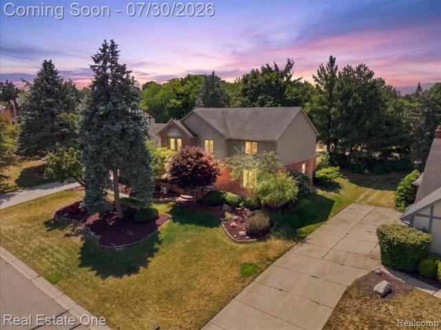 1774 White Water Dr, Rochester Hills, MI 48309