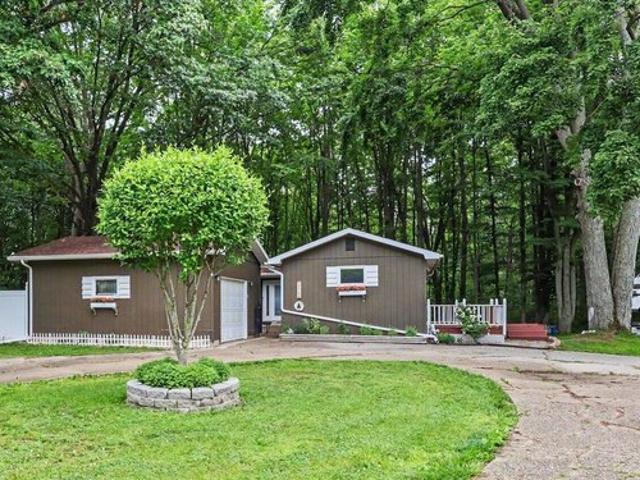 17700 Thornapple Dr, Spring Lake, MI 49456