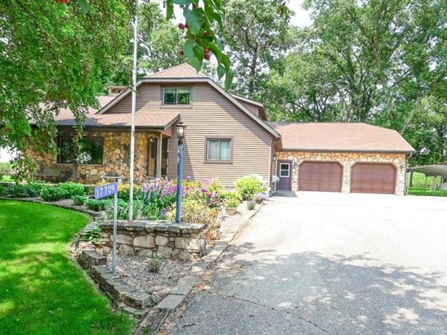 17709 th St, Manchester, IA 52057