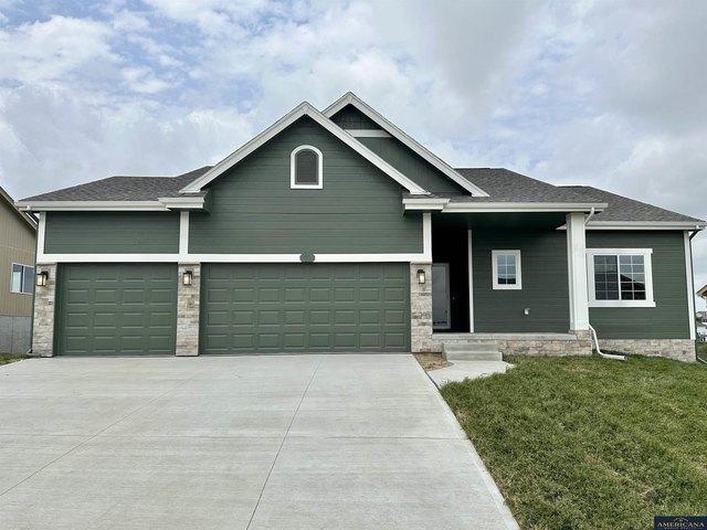 17718 Greenfield St, Omaha, NE 68136