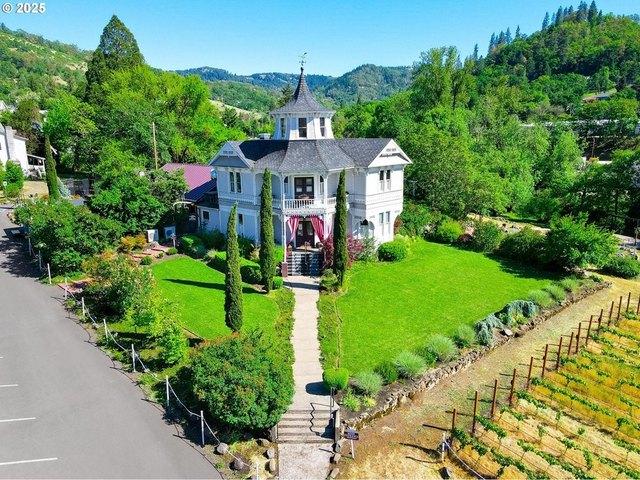 1772 SE Jackson St, Roseburg, OR 97470