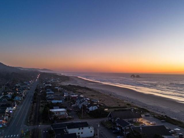 177 S Dolphin St, Rockaway Beach, OR 97136