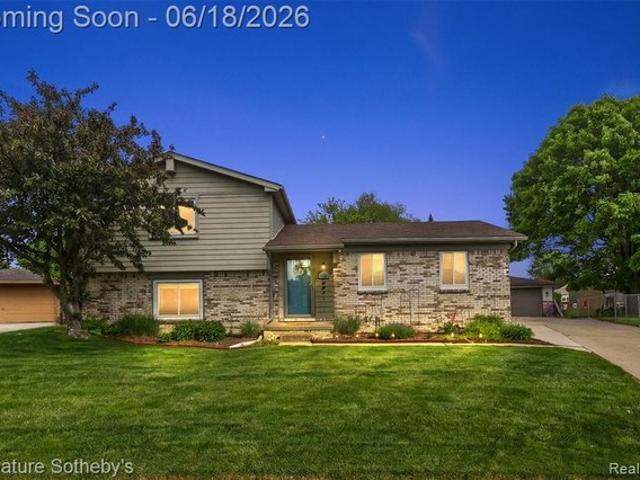 17858 Loranger St, Clinton Township, MI 48038