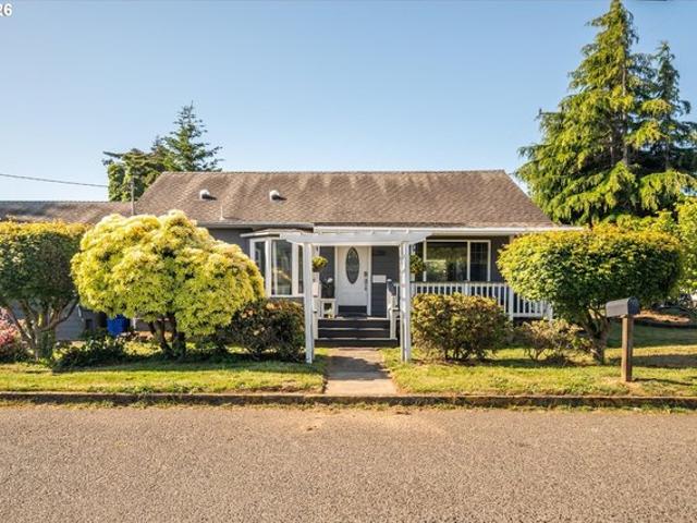1789 14th St, North Bend, OR 97459