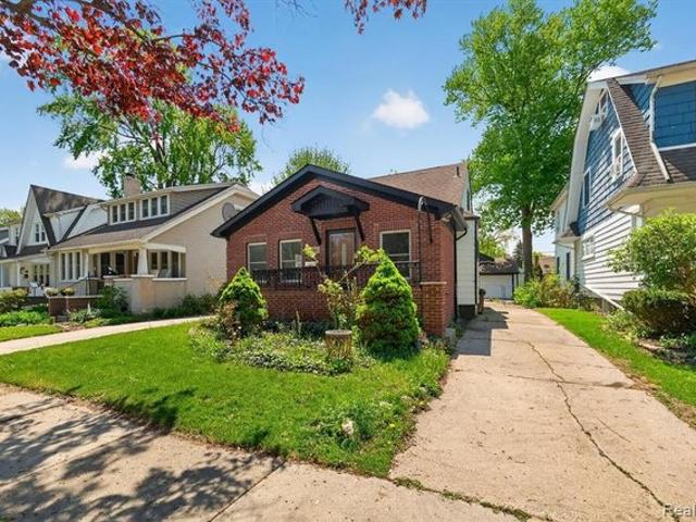 1781 Brys Dr, Grosse Pointe Woods, MI 48236