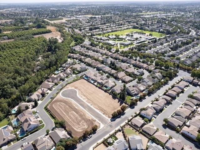 1783 N Preuss Ave, Clovis, CA 93619