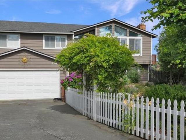 178 NW Captain Ct, Oak Harbor, WA 98277