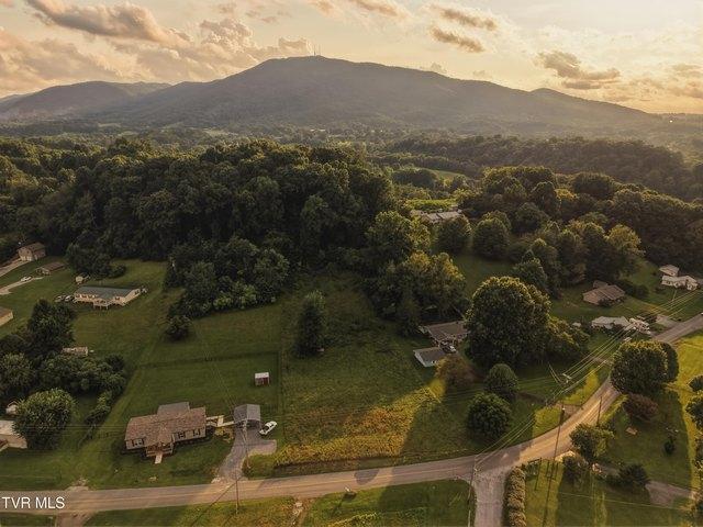 178 Rockhouse Rd, Johnson City, TN 37601