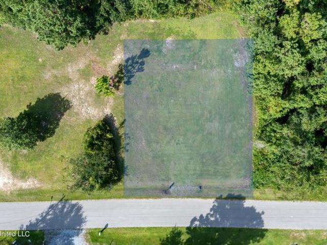 178 Vacation Ln, Waveland, MS 39576
