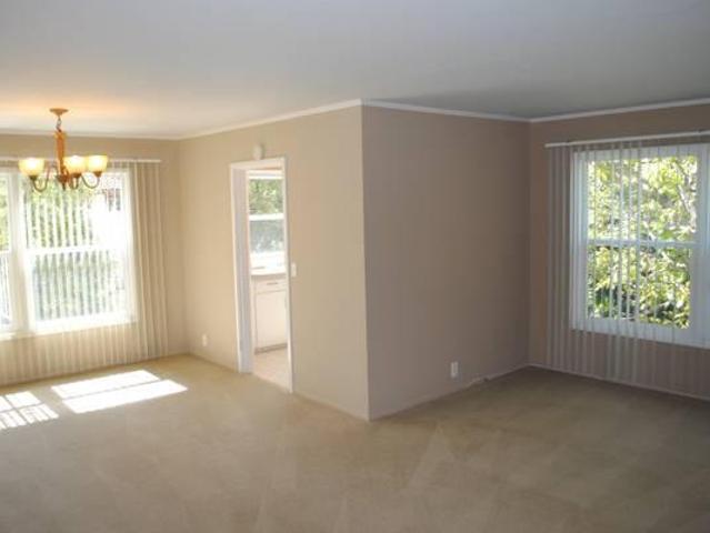 $1795 / 1br 724ft² Spacious CORNER Unit Apartment, Closed Garage